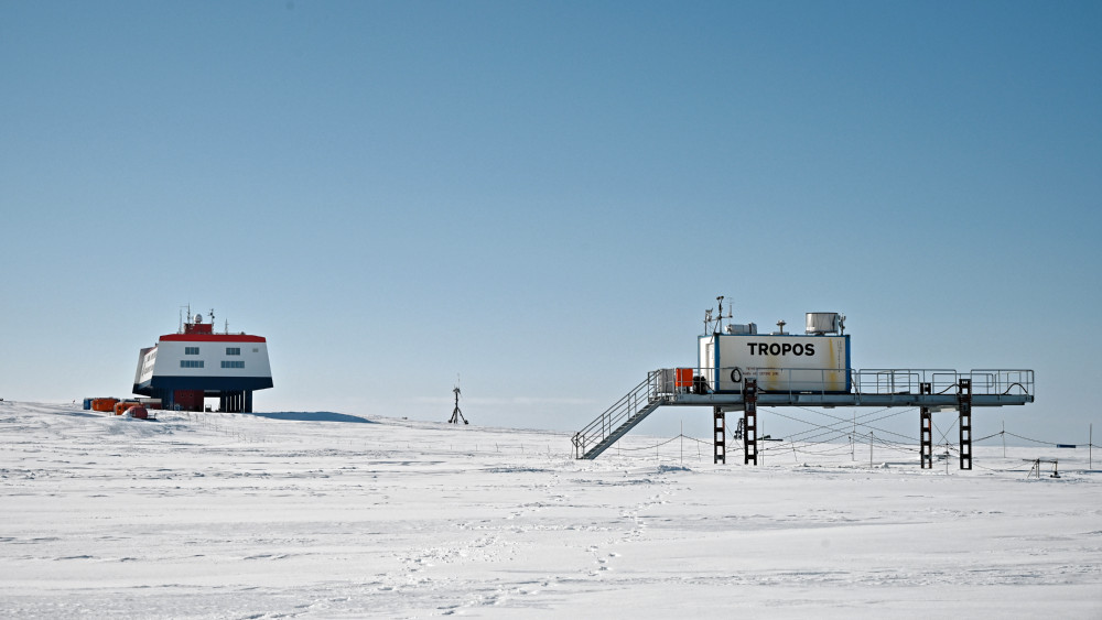 Exceptional warm air intrusions and omnipresent aerosol layers in the ...